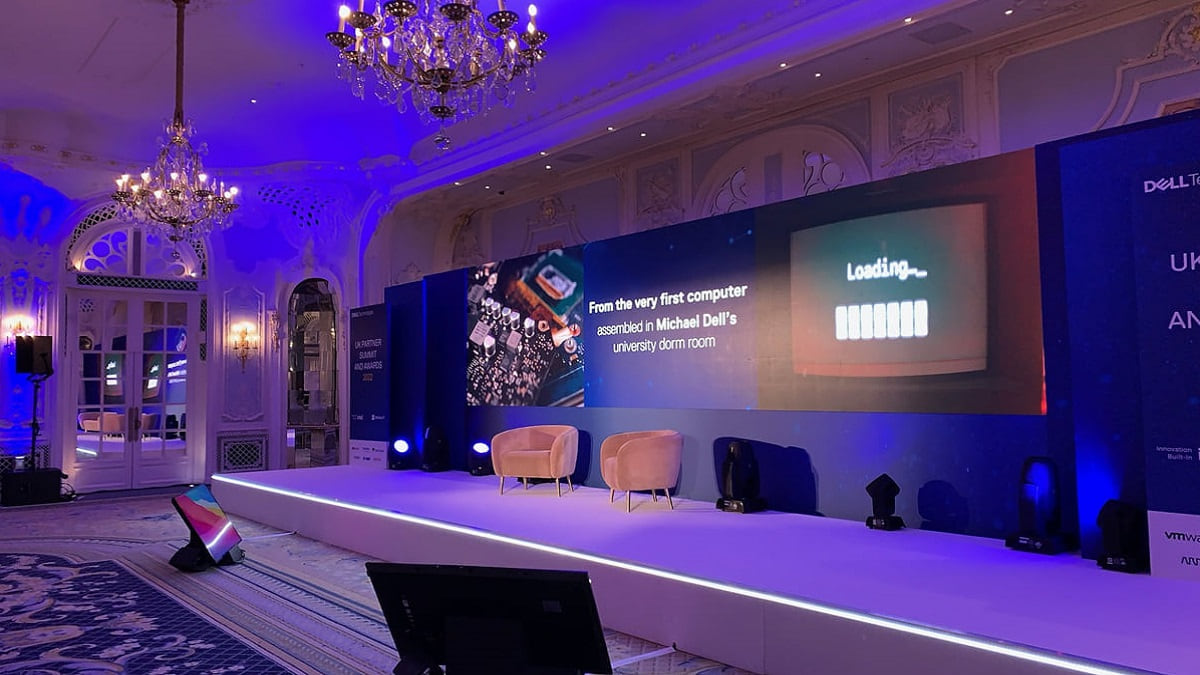 Backdrop là gì? Backdrop và background khác nhau như nào?